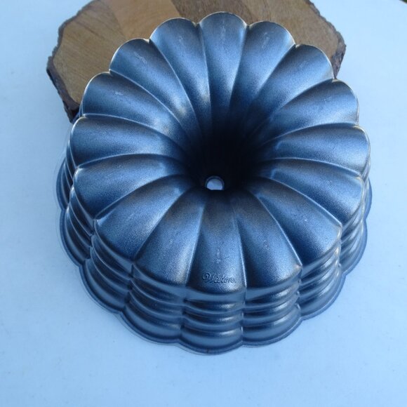 Wilton | Kitchen | Wilton Brand Unusual Fluted Bundt Pan | Poshmark